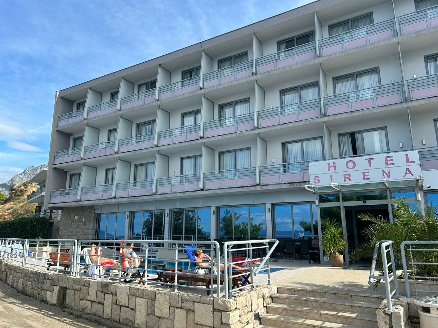 Hotel Sirena u Podgori svaki dan lešinare turistički inspektori | Megamedia